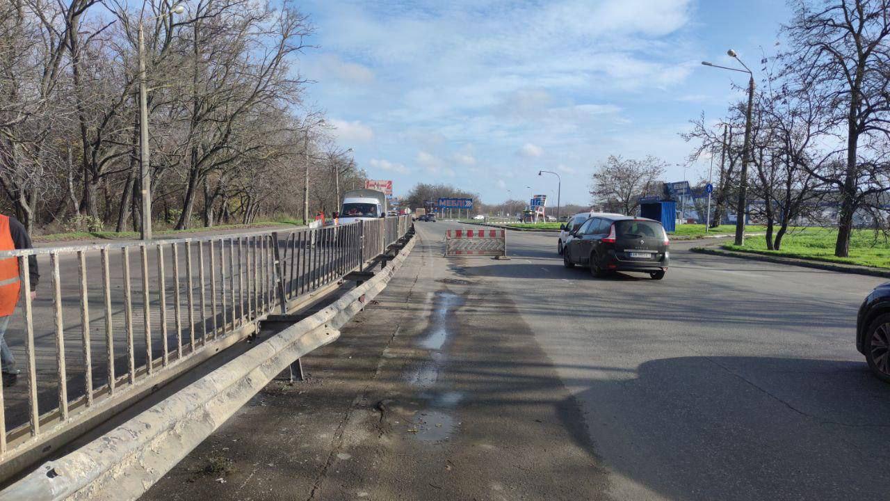 Одеські комунальники відновили пошкоджену внаслідок ДТП бар’єрну огорожу. Читайте на UKR.NET